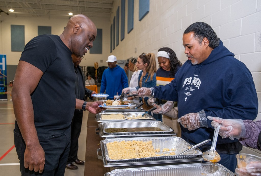 ‘We’re so grateful’: Longview community members celebrate Thanksgiving ...