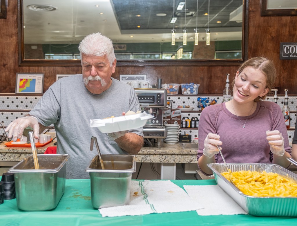 ‘We’re so grateful’: Longview community members celebrate Thanksgiving ...