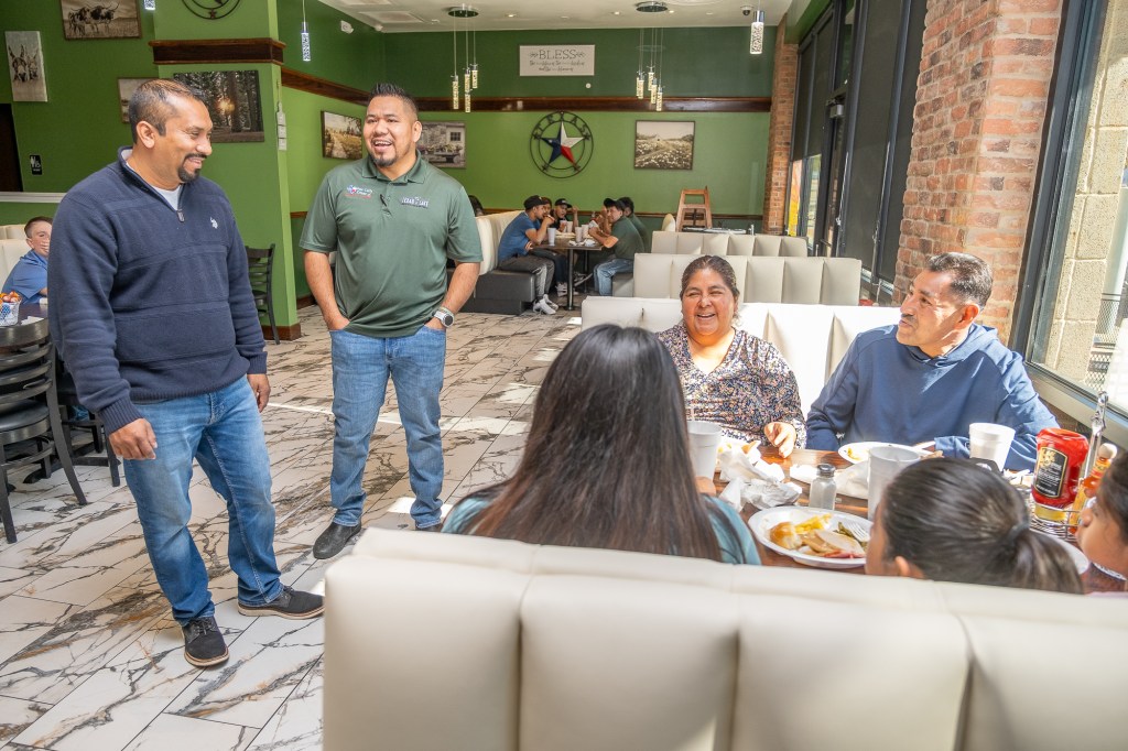 ‘We’re so grateful’: Longview community members celebrate Thanksgiving ...