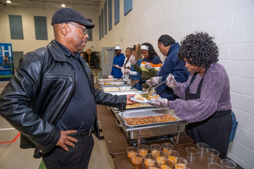 ‘We’re so grateful’: Longview community members celebrate Thanksgiving ...